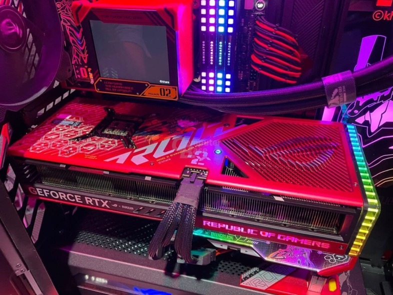 ASUS、『EVA-02 Edition』で組んだPCを展示。エヴァのアスカと2号機をあしらったコラボPCパーツ | ニッチなPCゲーマーの環境構築Z